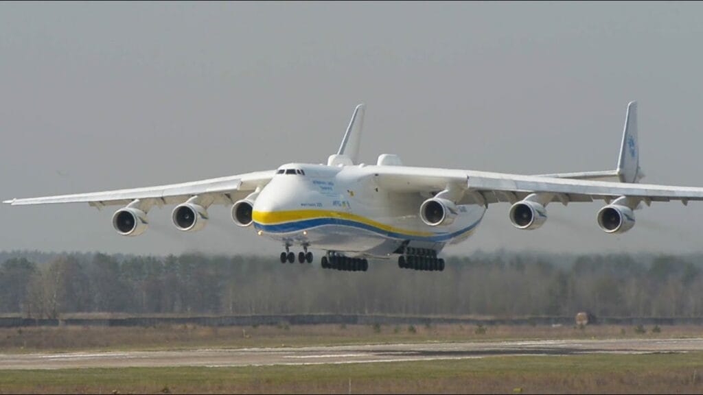 VIDEO Eveniment istoric: Cel mai mare avion din lume a aterizat la ...