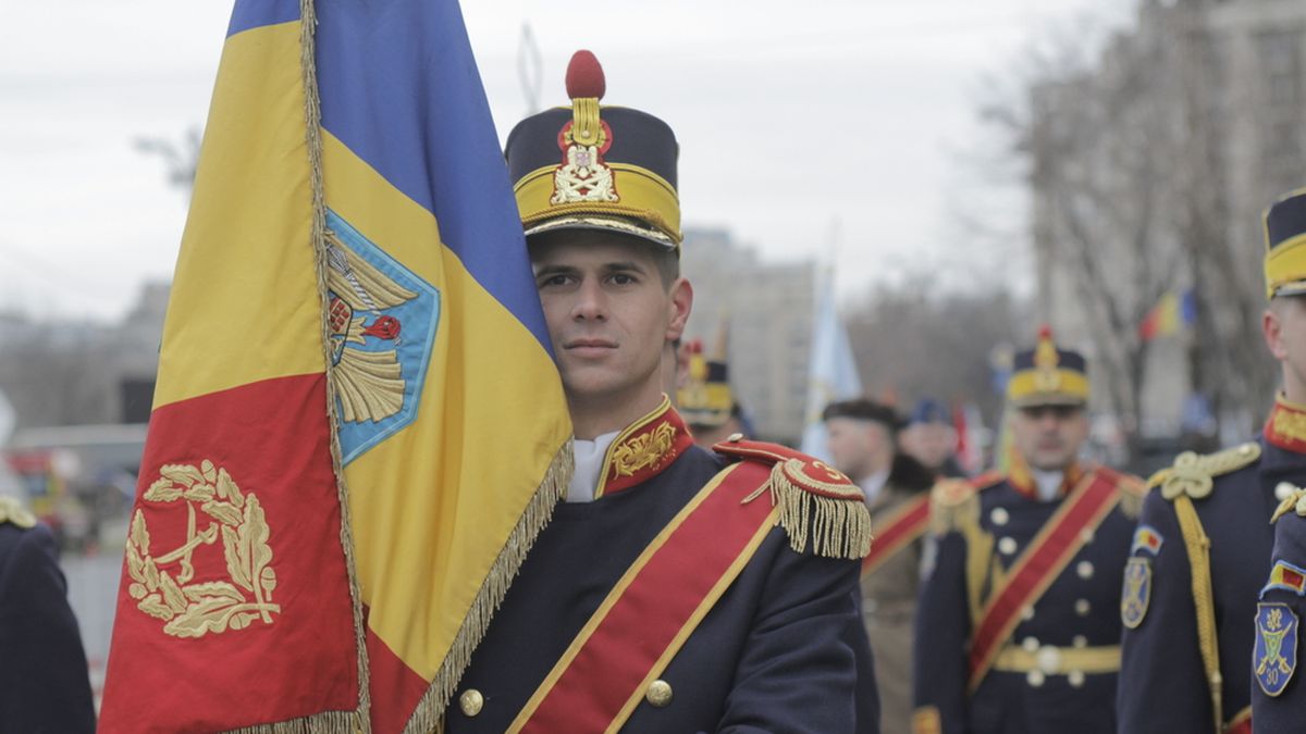 Paradă militară la Bucureşti, de Ziua Naţională a României - La mulți ...