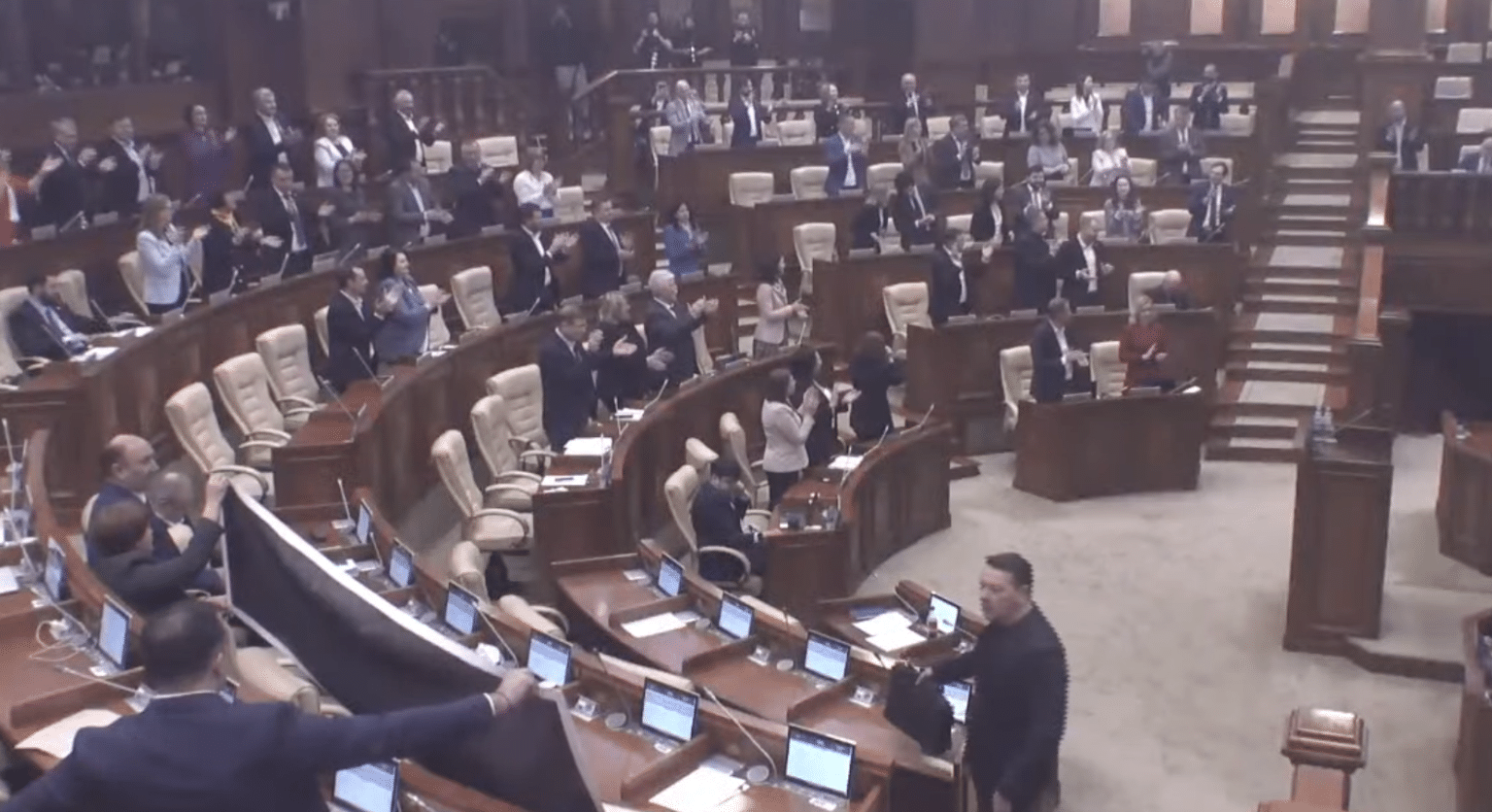 „Limba moldovenească” va fi înlocuită cu „limba română” în Constituția ...