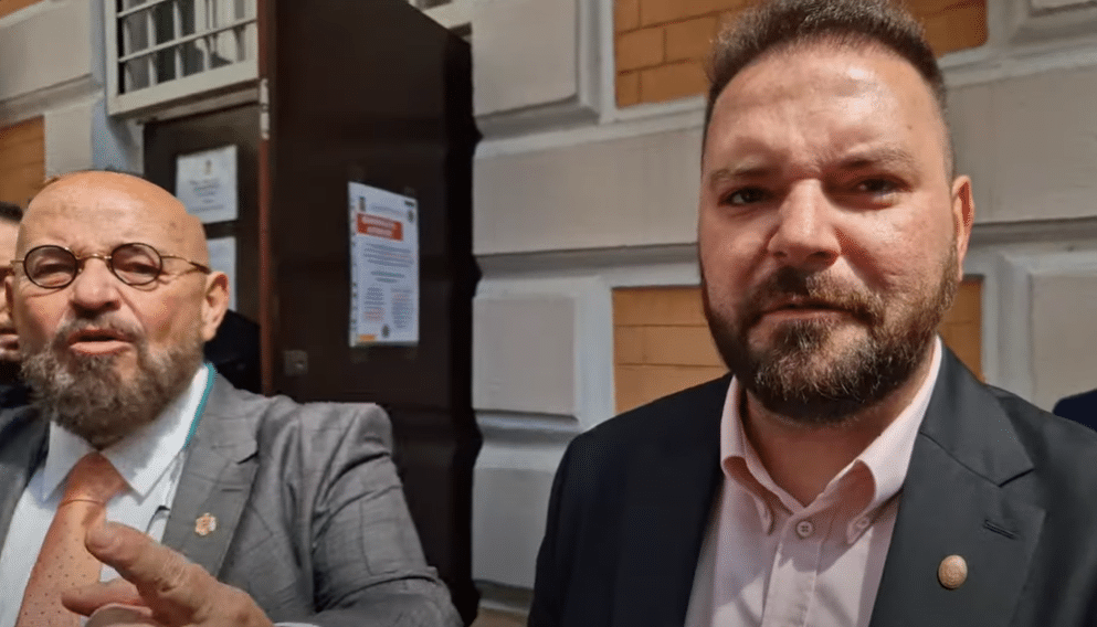 Problema lui Piedone este că fiul este un prostovan, degeaba pompează ...