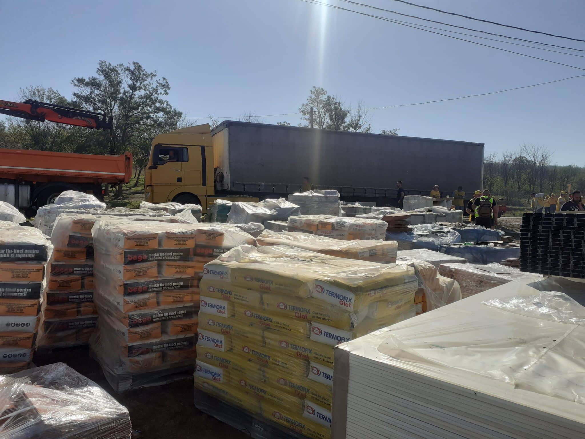 George Simion construiește case pentru sinistrații de la Pechea - 60m.ro