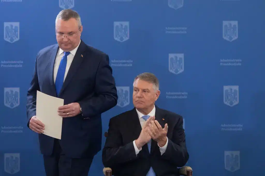 Iohannis, senator. Vrea să fie o povară pentru români și după ce își ...