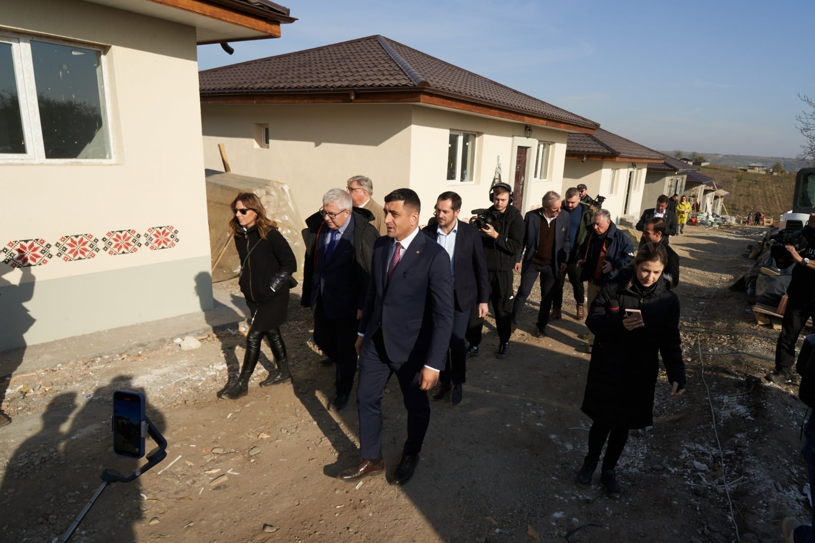 George Simion, alături de 16 europarlamentari din 7 țări, la Pechea ...