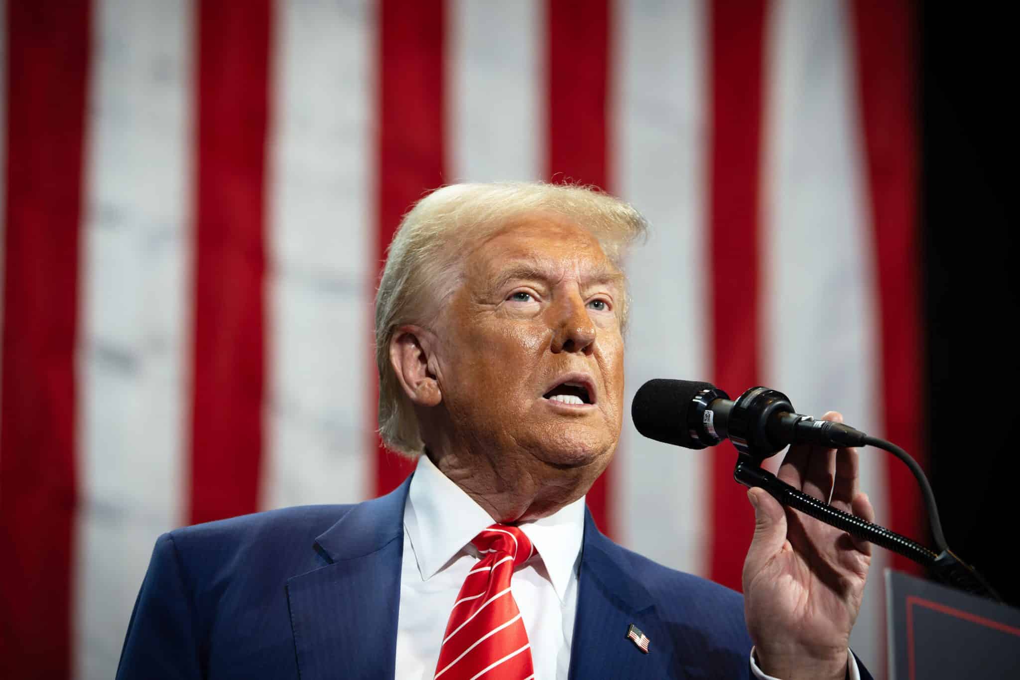 Donald Trump a declasificat dosarele de anchetă privind asasinarea ...