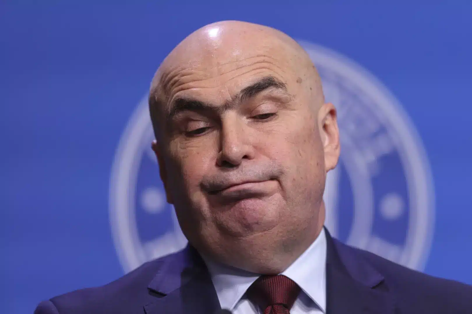 Monosprâncenatul infractor dublează tot: românii jefuiți pentru a hrăni ...